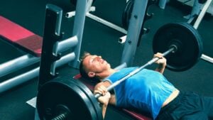 3 Day Powerlifting Program - Bench, Deadlift and Squat Routine - Gym Geek