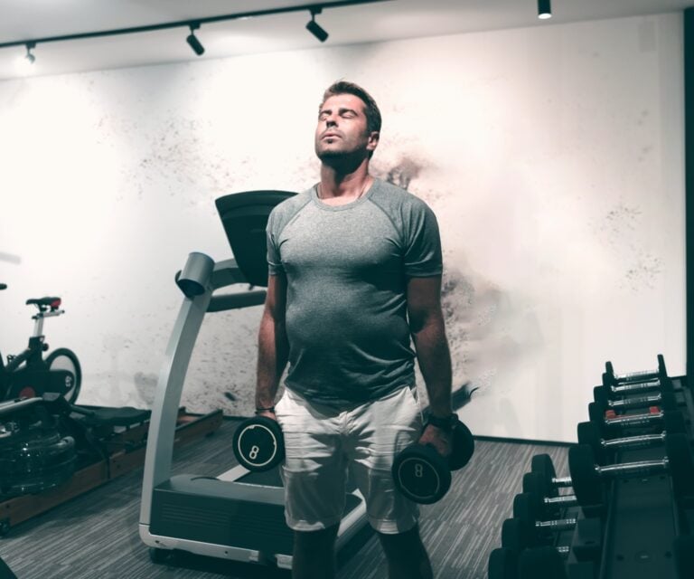 How to Do Dumbbell Shrugs (4 Variations) - Illustrated Guide - Gym Geek