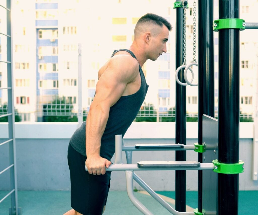 8 Tricep Dip Variations - How to Do a Tricep Dip - Illustrated Guide ...